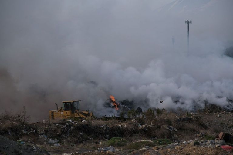 Un incendio en el vertedero cubrió de humo la ciudad | ANB :: Agencia ...